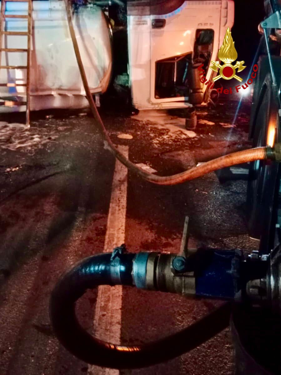 Si ribalta autocisterna carica di carburante, panico sulla Statale. VIDEO Si ribalta autocisterna carica di carburante, panico sulla Statale. VIDEO