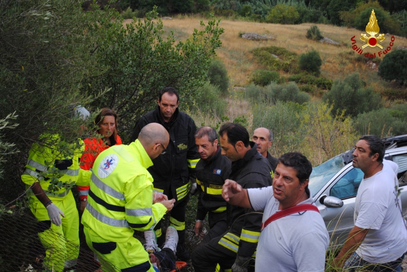 Mercedes nel burrone, sciclitano salvato e trasportato con barella spinale