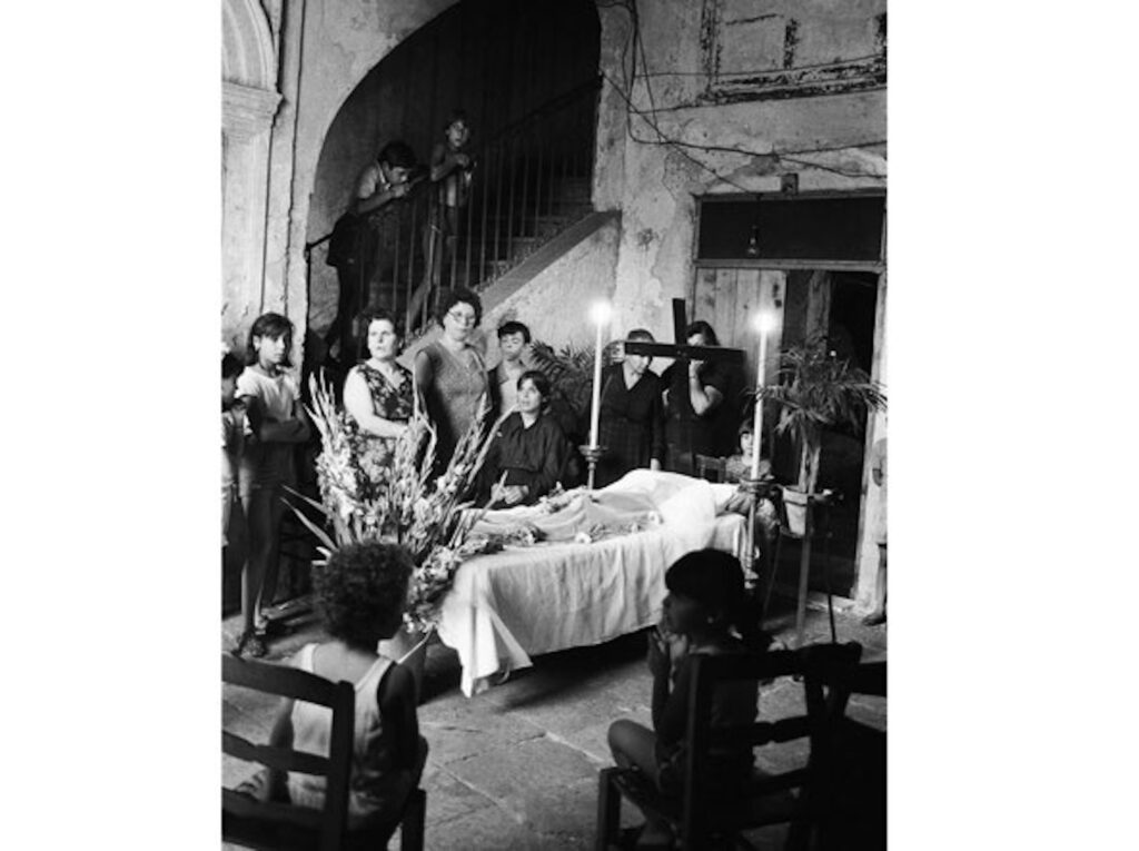 Veglia funebre con furto: derubata la figlia della defunta