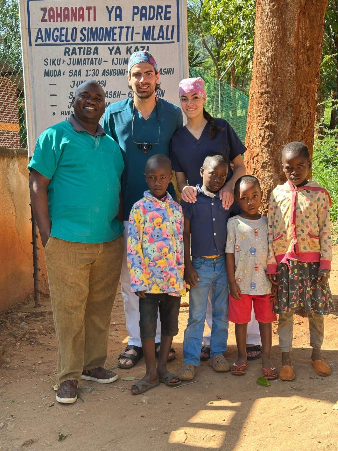 Il dottore Mario Catalano in missione odontoiatrica in Tanzania