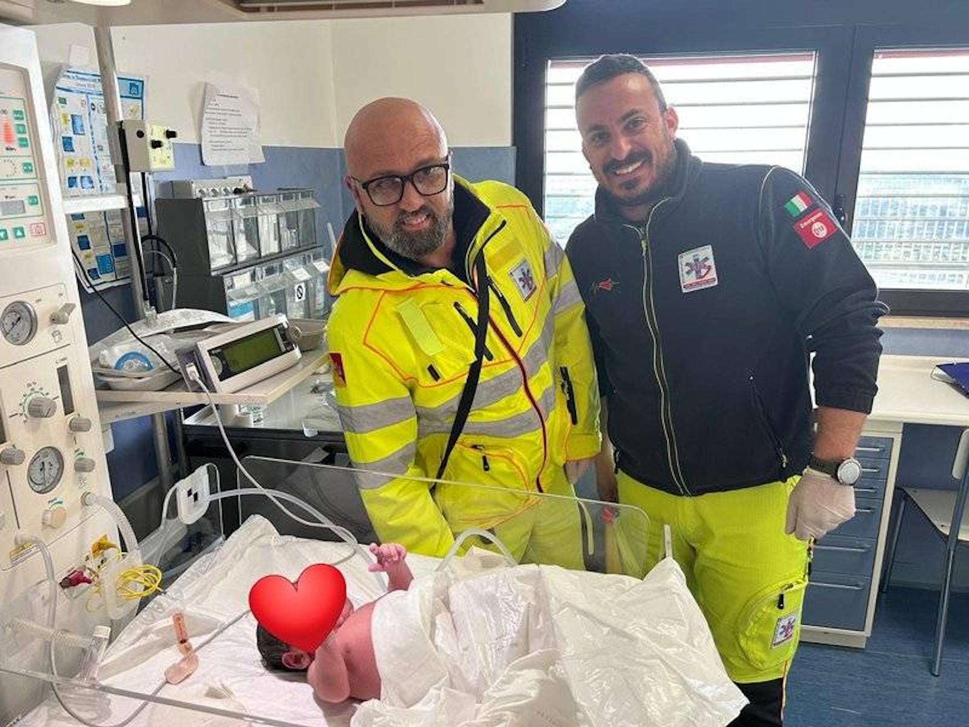 Due bimbe hanno fretta e nascono nell'ambulanza del 118